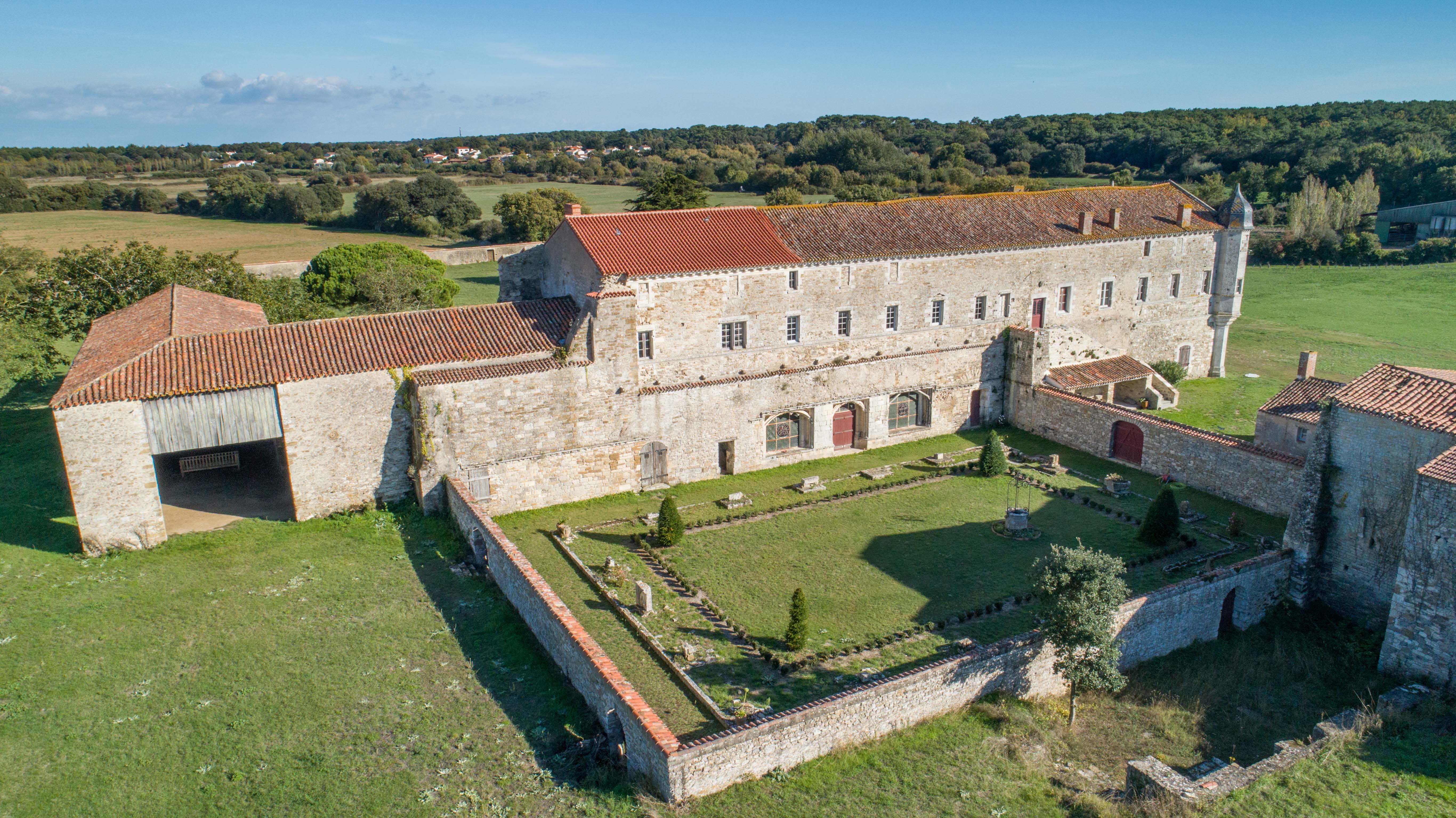 Abbaye royale notre dame du Lieu-Dieu Jard-sur-Mer - ©Horizon Vertical ...